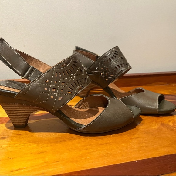 Clarks | Shoes | Clarks Artisan Sandals | Poshmark